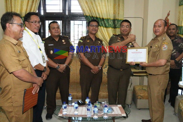 Nikson Nababan Serahkan Penghargaan Kepada Kajari Taput - Smart News ...